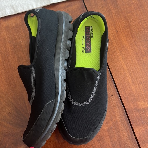 Skechers | Shoes | Black Skechers Memory Form Fit Shows With Lime Green ...